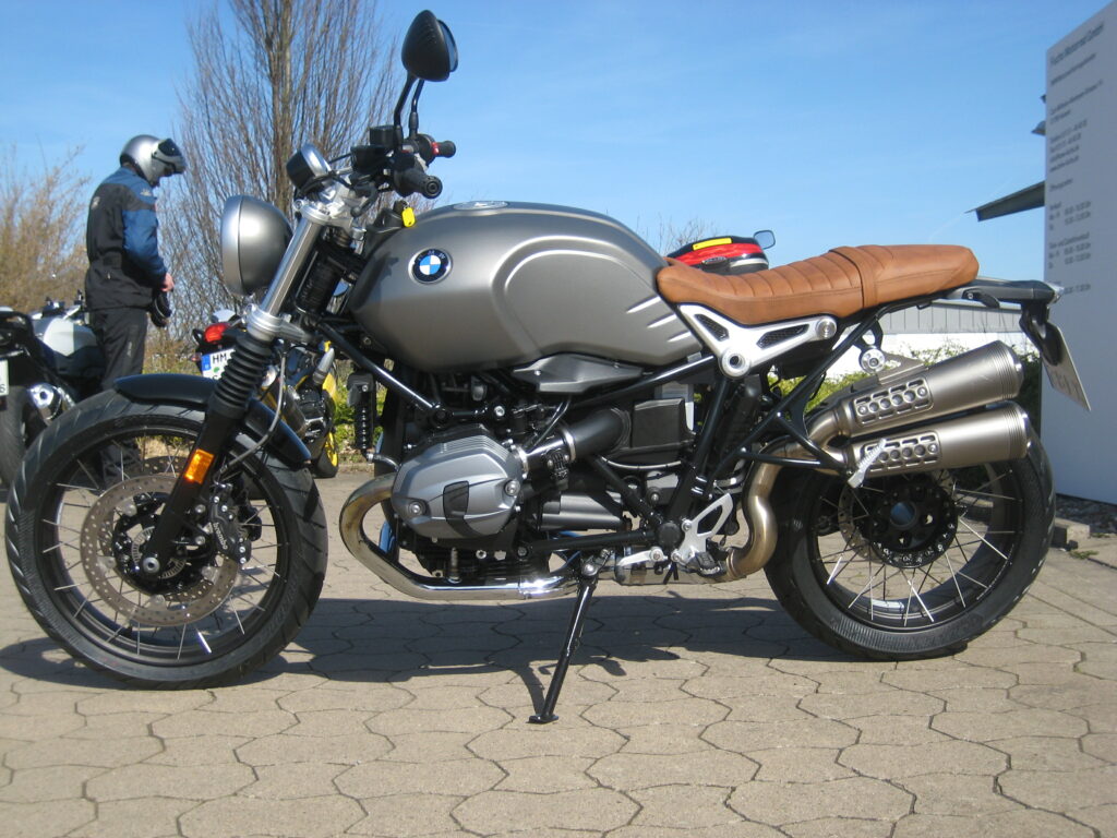 Motorcycle lifter mounting garage stand for BMW RnineT Scrambler ...